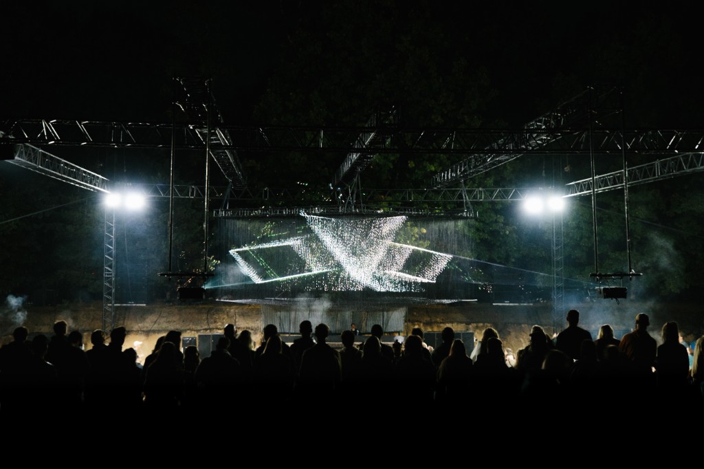 Max Cooper trapt Draaimolen 2022 af met een spectaculaire audiovisuele ...