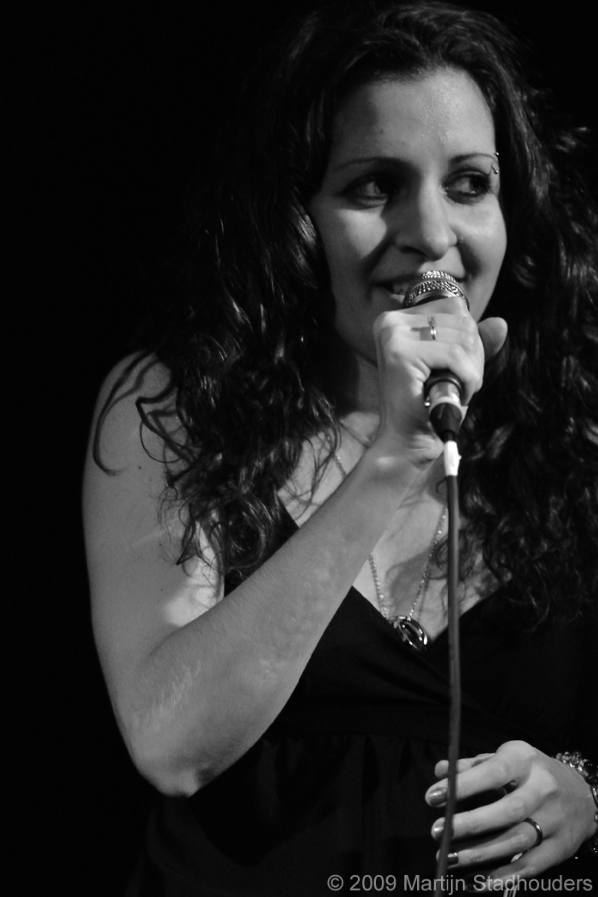 Kayleigh - warme singer-songwriter folk boeit een vol Mezz-Café ...