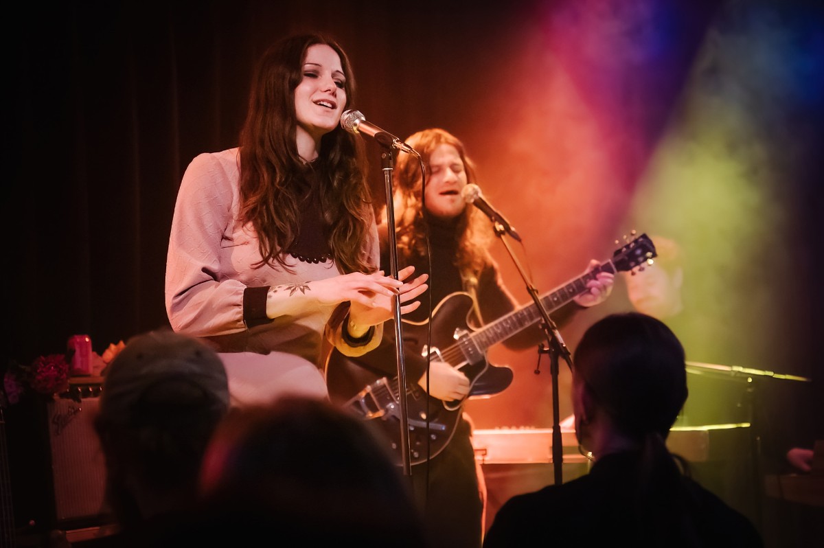 De sixties van nu: vrolijkheid en dansen met Fleur en The People’s ...