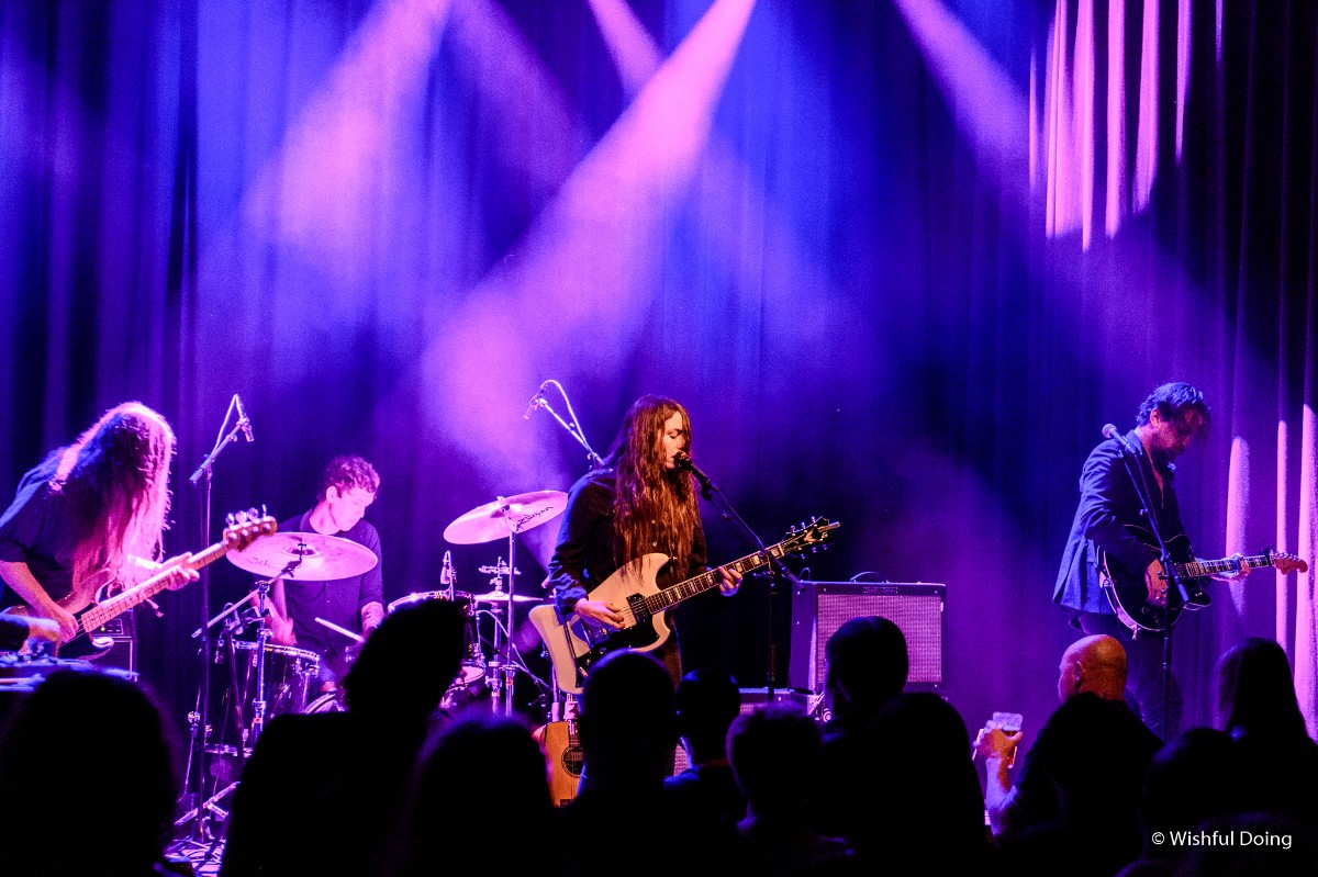Emma Ruth Rundle houdt het kort maar krachtig - Den Haag - 3voor12