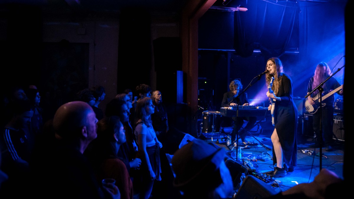 Emma Ruth Rundle verwondert flink in gevoelige schoonheid - friesland ...