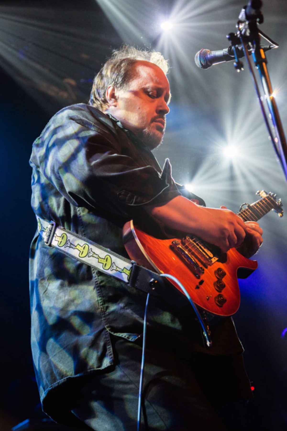 Na dertig jaar brengt Steve Rothery dan eindelijk zijn eerste solo ...