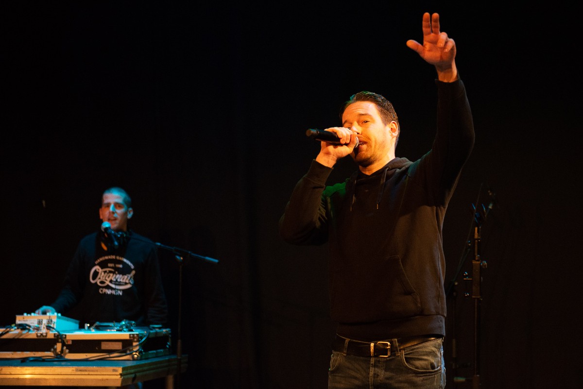 Vissers & Jansen de Countryboys doen een boek open vanuit de (achter ...