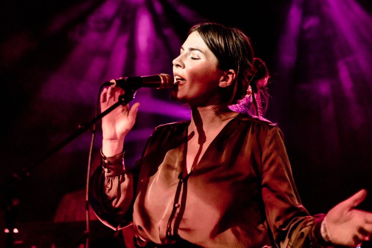 Lowlands act Josephine Odhil zet intieme show neer in Paradiso - noord ...