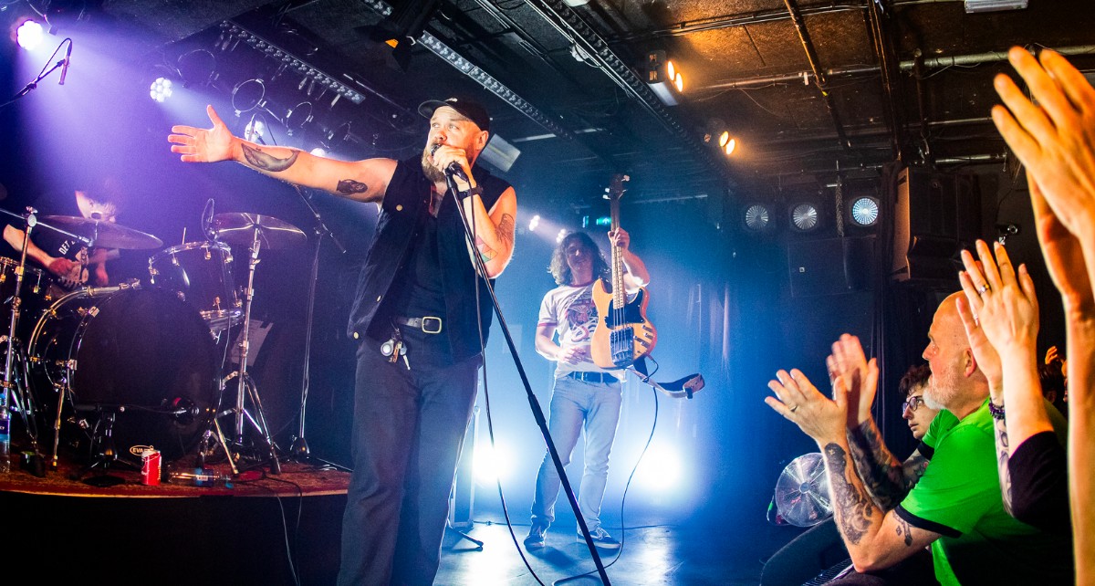 Op 3 april stond er een knoepert van een triple bill in Burgerweeshuis ...