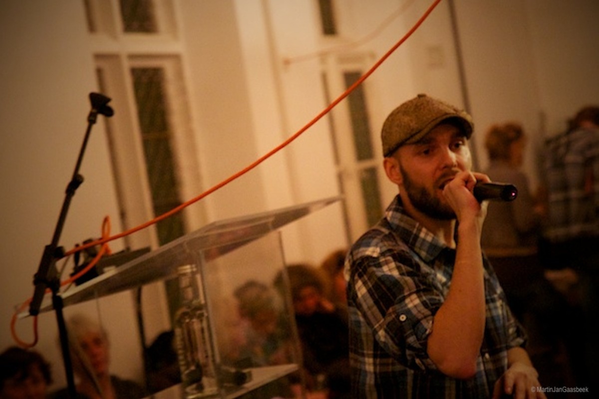 Kapabel brengt zijn gedichten en verhalen naar het Huis van de Poëzie ...