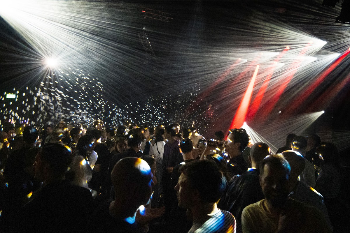 Een euforisch weerzien in De Helling tijdens De Nacht Staat Op ...