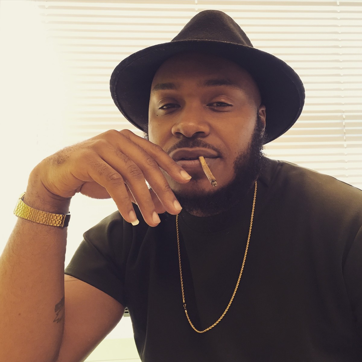 Adje is vrij: “Het straatleven verschilt niet zo veel van het rapleven ...