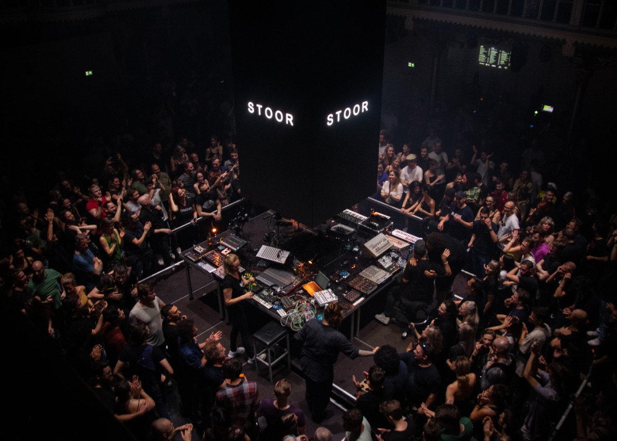 Speedy J’s monumentale STOOR-avond integraal online - 3voor12