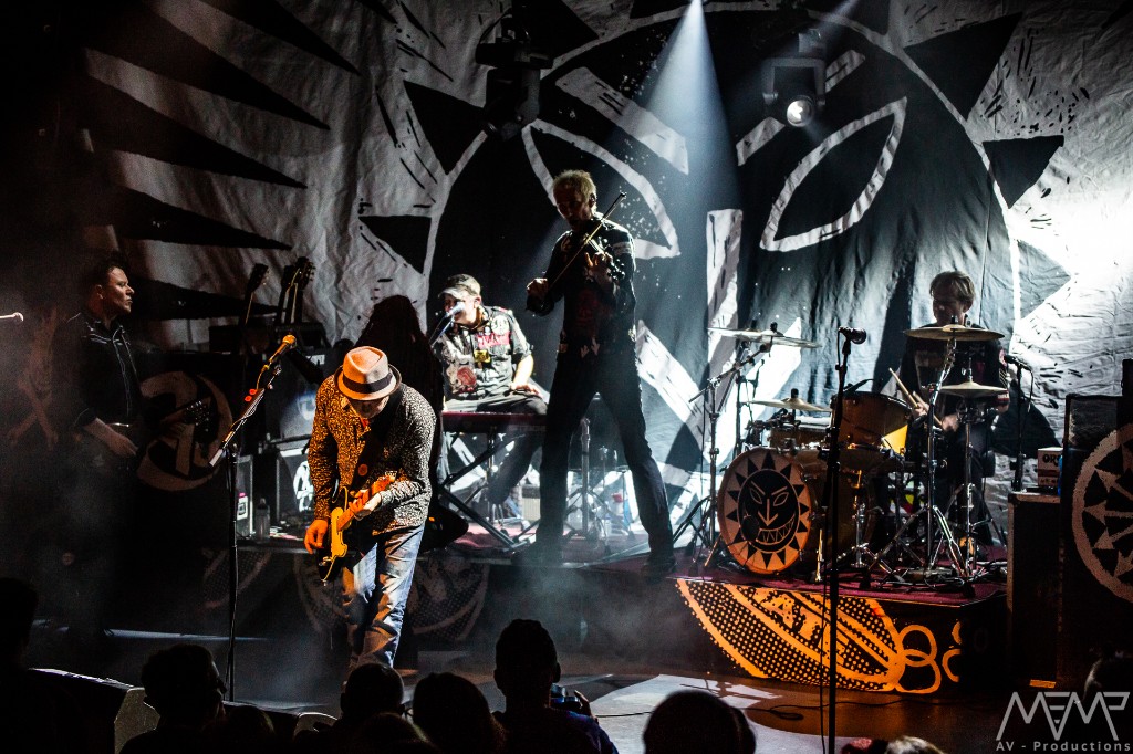 Fotoverslag: The Levellers vieren 30-jarig bestaan in uitverkochte Mezz ...