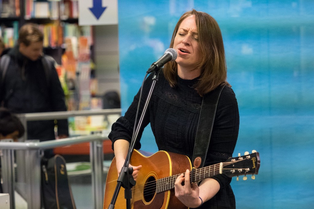 Enige optreden in Gelderland van in Arnhem woonachtige singer-songwriter Stephanie Struijk ...