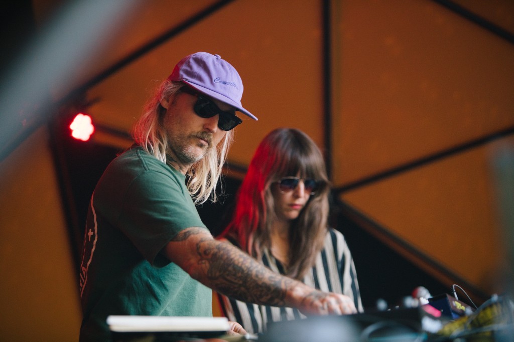 Met deze tracks komt Peaking Lights in de psychedelische headspace ...