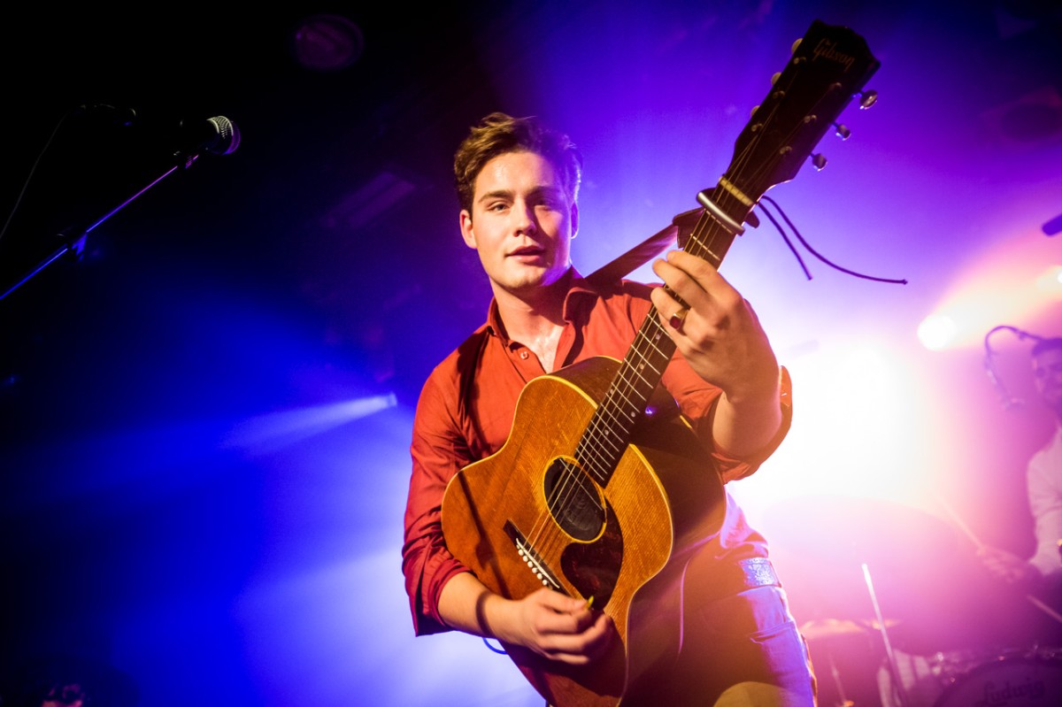 Beste Singer-Songwriter Douwe Bob maakt indruk in Sneek - friesland ...